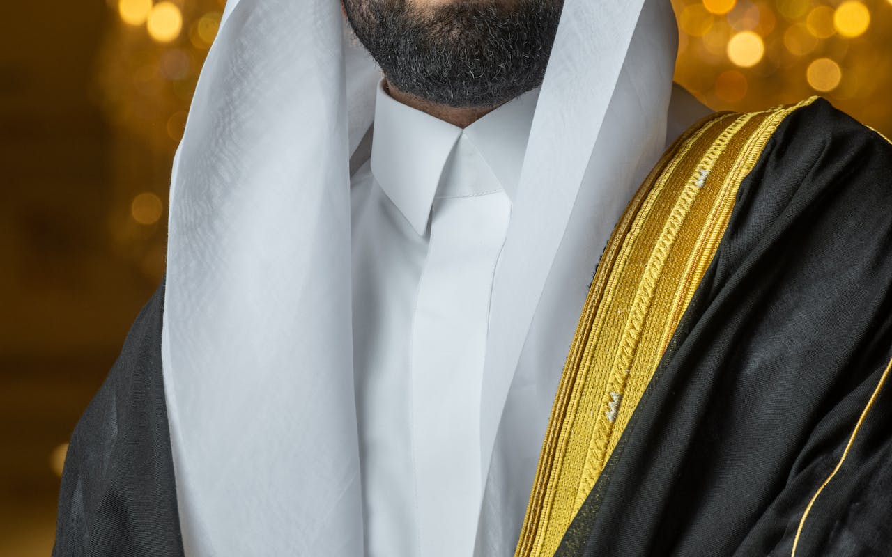 The bisht, the stylish option for a man with oriental charm - My Girly ...